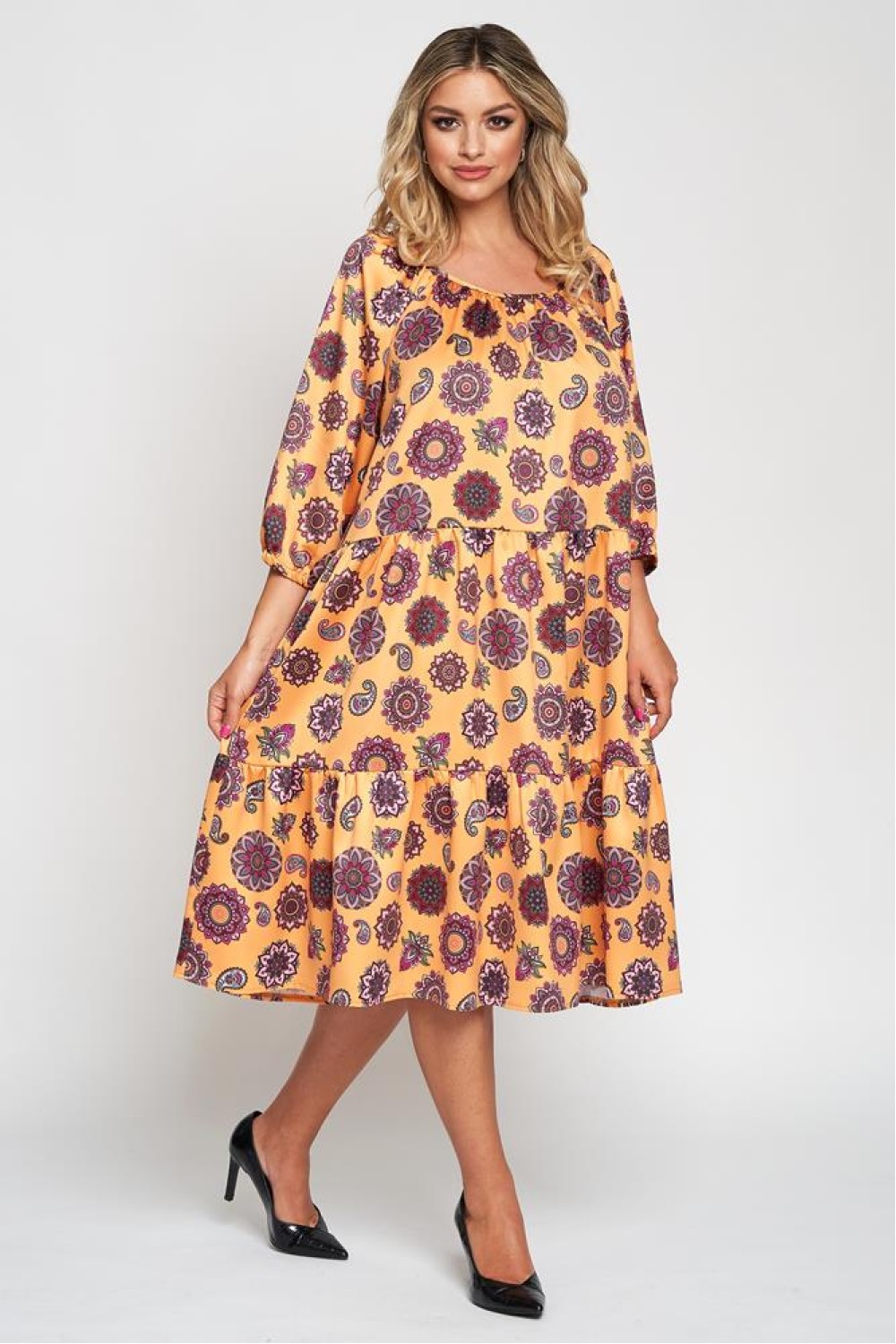 Rochie cu doua volane din satin imprimat, flori stilizate pe fond corai